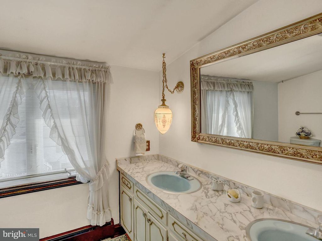 bathroom – Dinner Is Served 1972